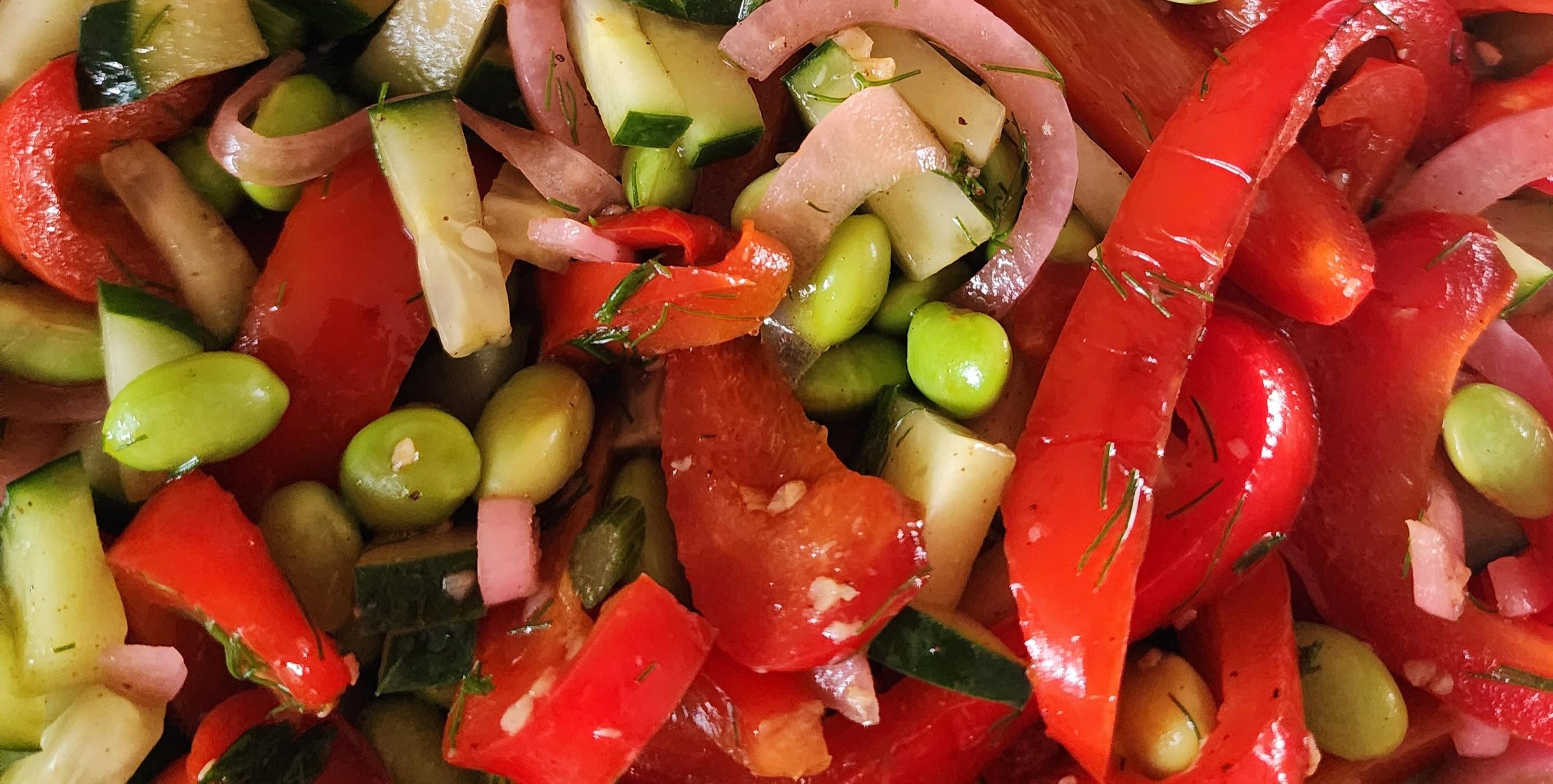 Ensalada de pimiento morrón frito, cebolla marinada, pepino y frijol ...