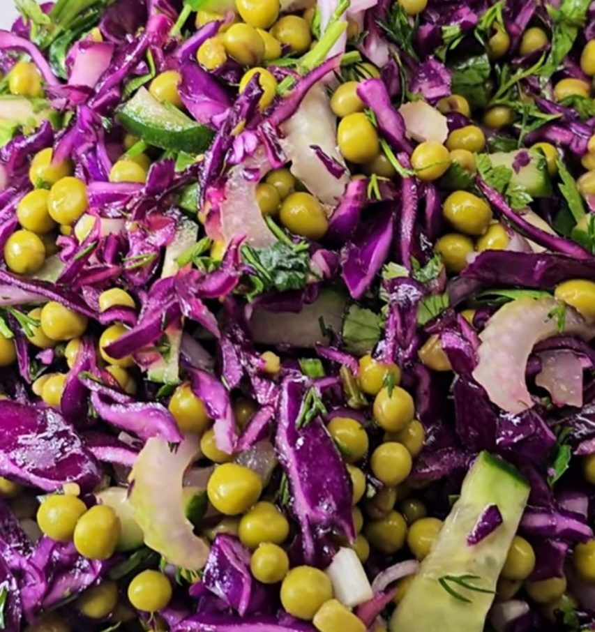 Ensalada de col morada, chícharo, pepino, cebolla y apio – HolMedVita